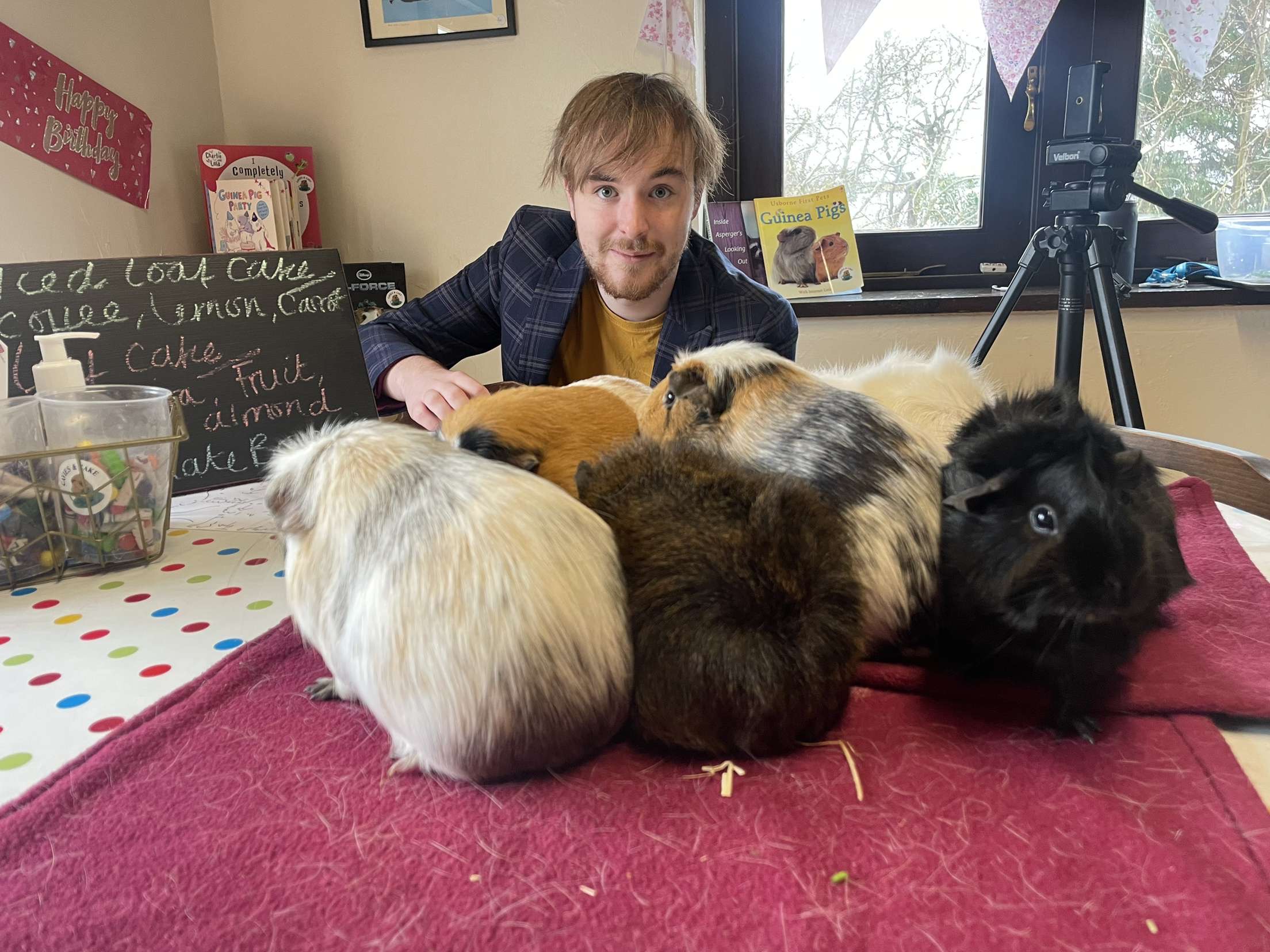 UEA reporters check out guinea-pig café – UEAJournalism.com